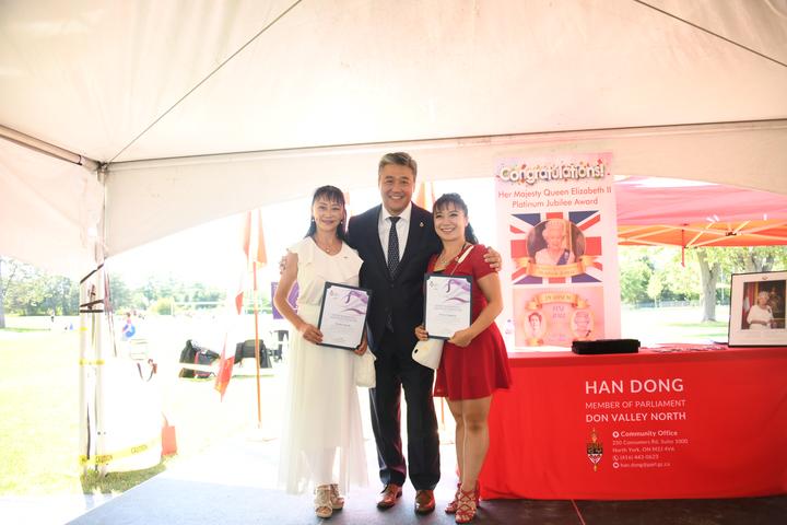 多伦多星舞蹈中心CEO Fiona Su与Shirley Bi 母女同获英女王伊丽莎白二世陛下白金禧徽章_中国大陆_新闻_华人头条