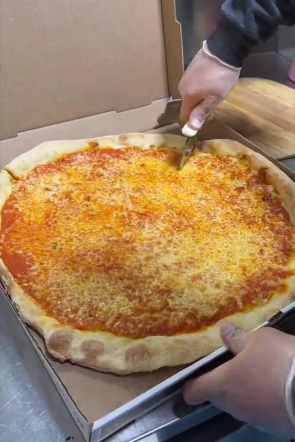 新泽西Tony Boloney披萨店的「意式腊肠披萨」。_全球_新闻_华人头条