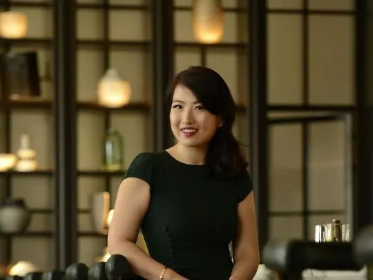 华人故事 | 这位中国银行家在迪拜当起了礼仪教练_全球_新闻_华人头条