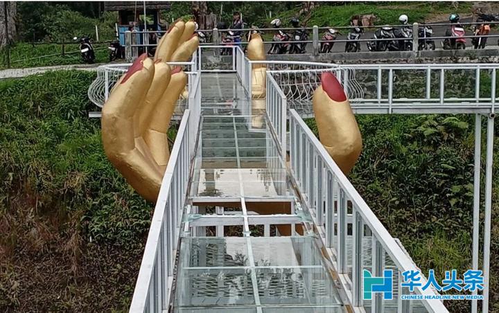 万由马士The Geong玻璃桥破裂造成1名游客死亡1名受伤_蒙古_新闻_华人头条