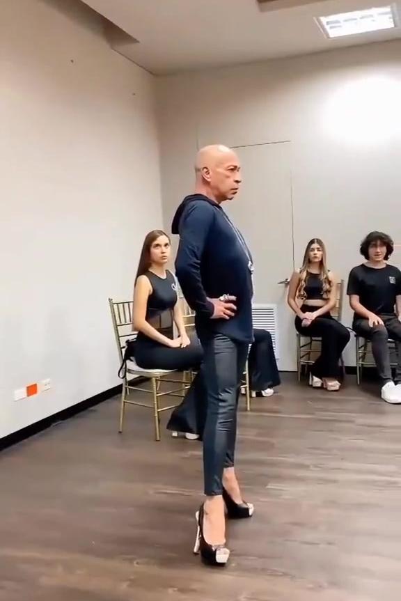 培养过很多国际超模的形体导师Fabian Chacon，给模特们上课_全球_新闻_华人头条