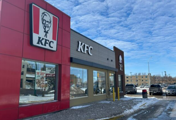 不愧是“犯罪之都”！温尼伯男子上演“狂暴模式”！怒砸KFC+袭警_温尼伯_新闻_华人头条