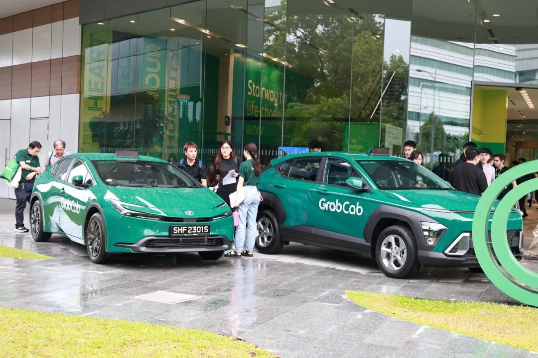 新加坡街头出现全新绿色德士？是GrabCab上线了！支持App预约和招手叫车_新加坡_新闻_华人头条