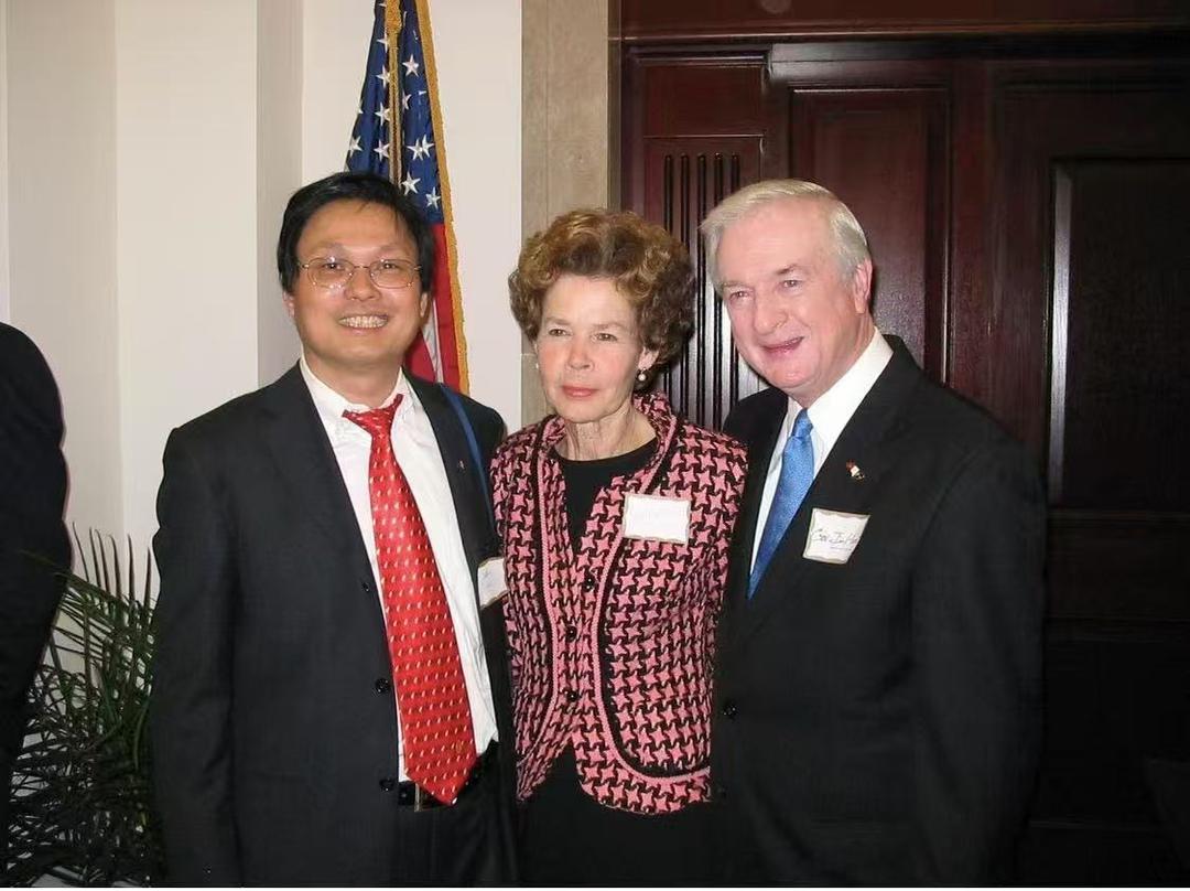 美国北卡州任期最长州长吉姆·亨特（Jim Hunt）葬礼12月26日举行 华人团体领袖出席叹往昔_卡罗莱纳_新闻_华人头条